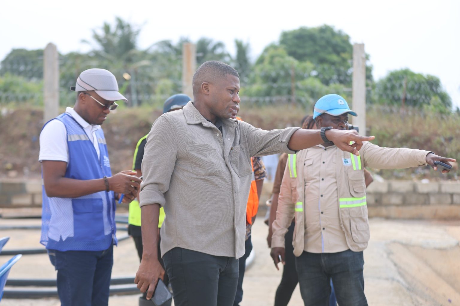 Le ministre délégué Séna Alipui visite les bassins d’orage à Lomé